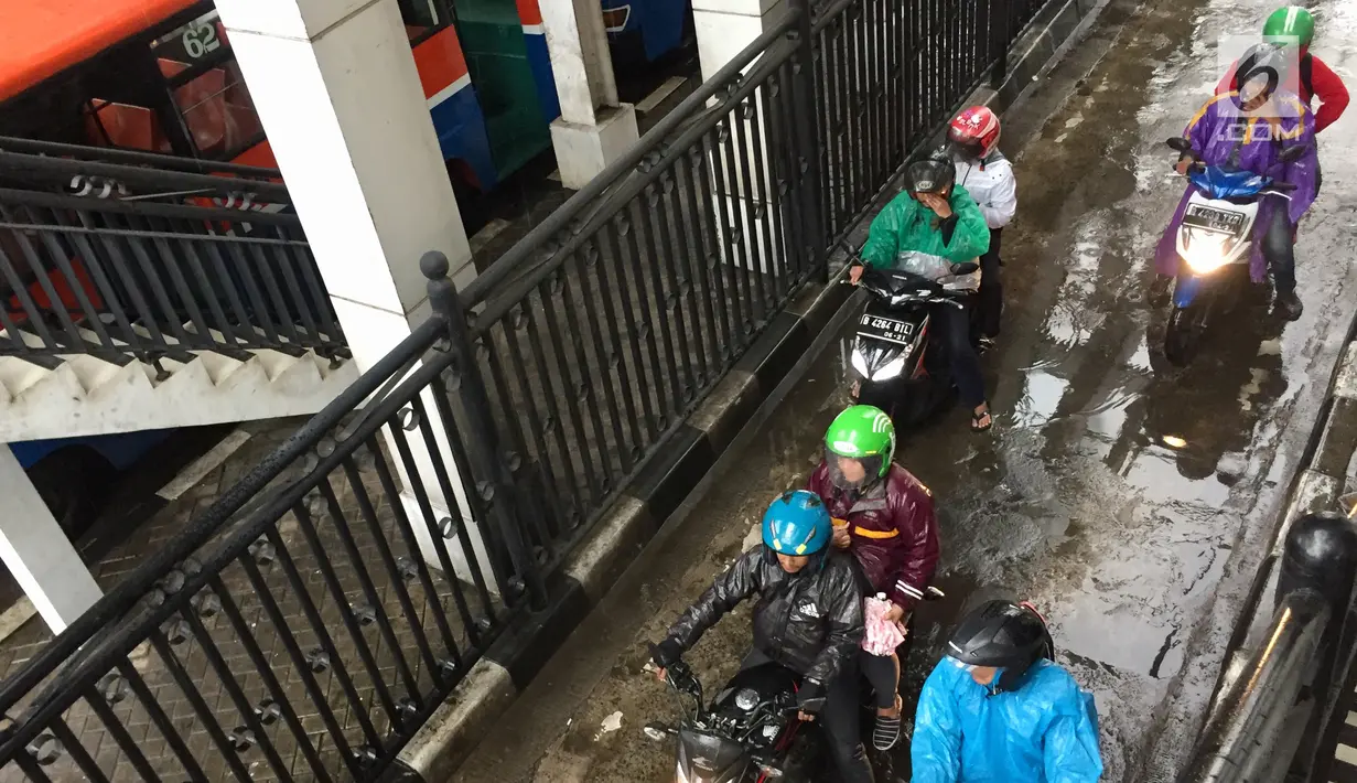FOTO: Hindari Macet, Pemotor Terobos Jalur Bus di Terminal Manggarai ...