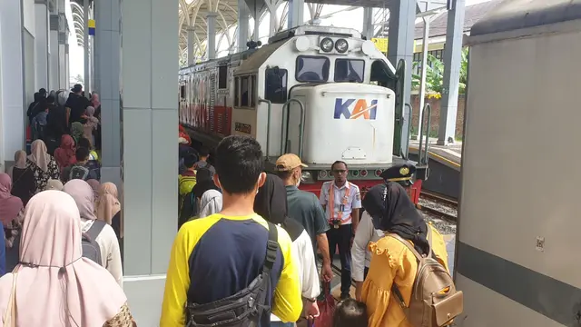 Arus Balik Lebaran 2023, Penumpang di Stasiun Kereta Api Garut Membeludak - Regional Liputan6.com