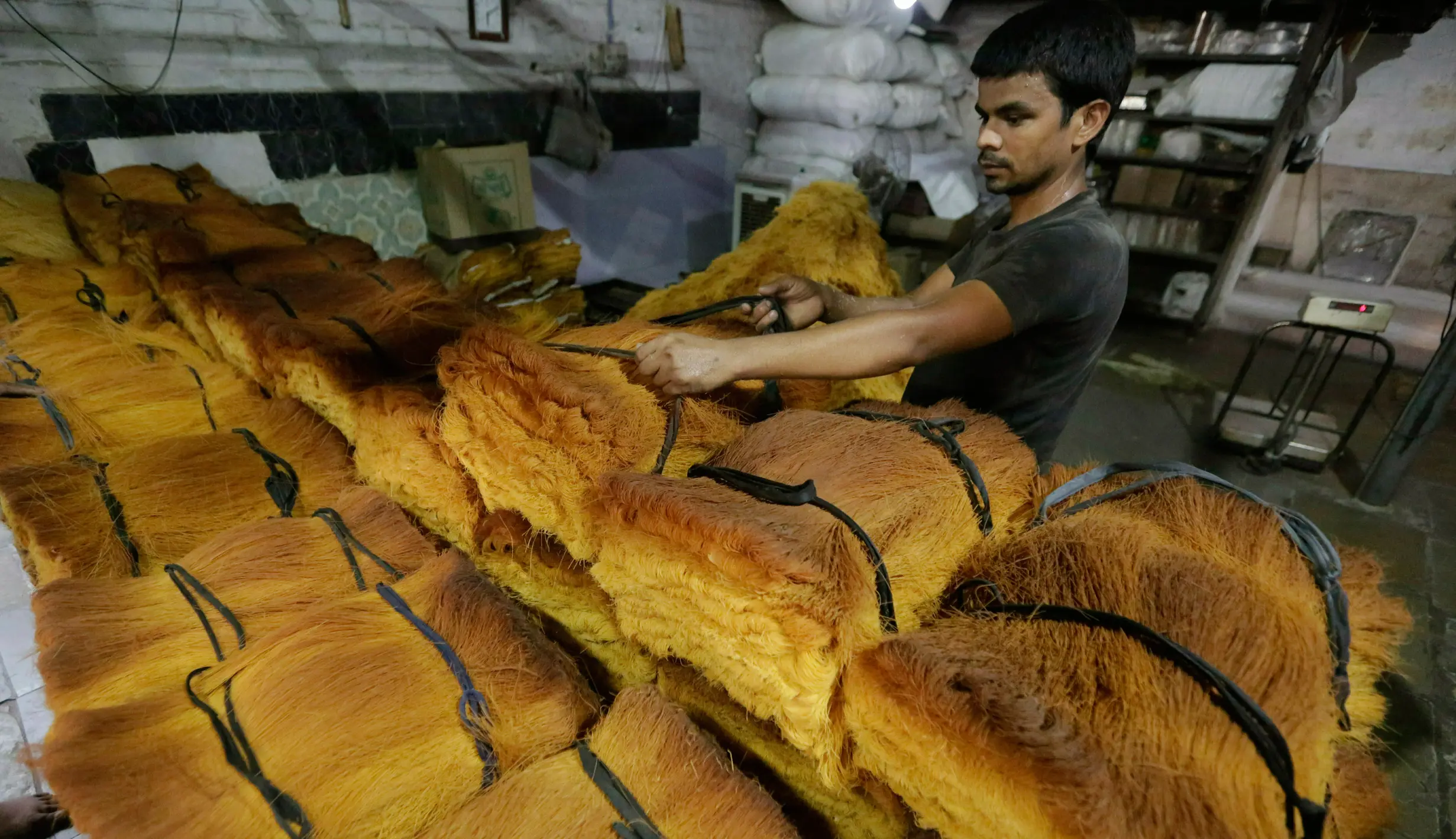 FOTO: Pembuatan Panganan Khas Buka Puasa di India - Foto Liputan6.com