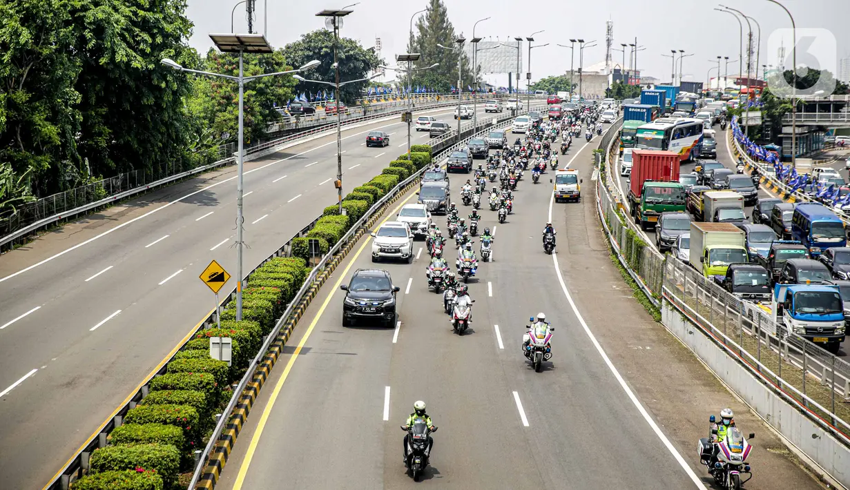 FOTO: Iring-iringan Kendaraan Pengawalan Rizieq Shihab Melintasi Tol ...