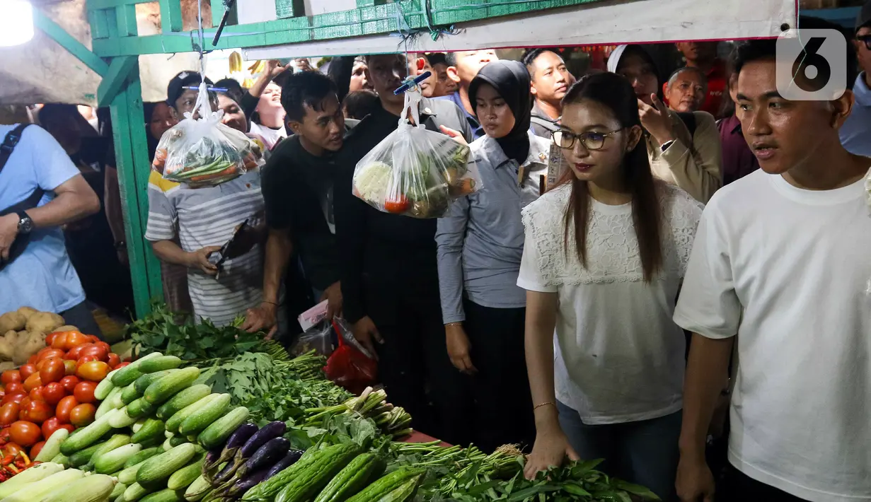 Ditemani Istri, Gibran Rakabuming Raka Blusukan ke Pasar Rawasari - Foto Liputan6.com