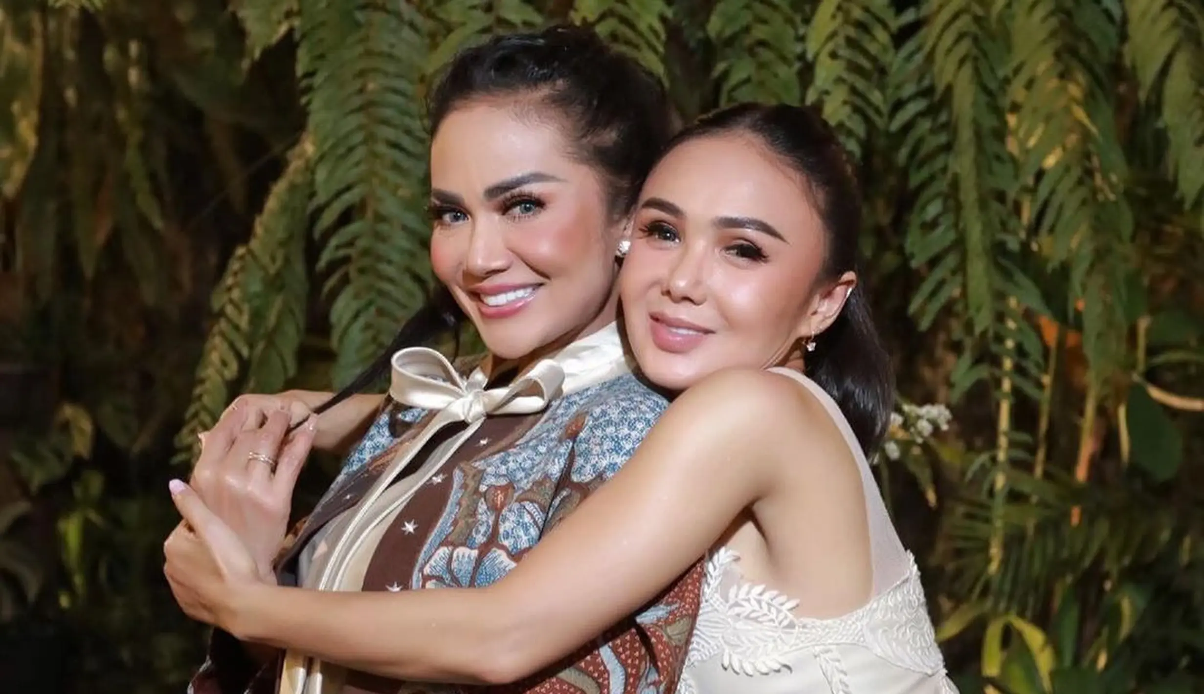 6 Potret Tampilan Awet Muda Yuni Shara Dibalut Dress Tanpa Lengan saat Rayakan Ulang Tahun ke-52 ...