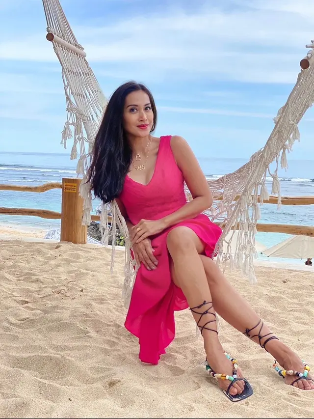 Berusia 51 Tahun, Ini 7 Potret Diah Permatasari di Pantai yang Selalu ...