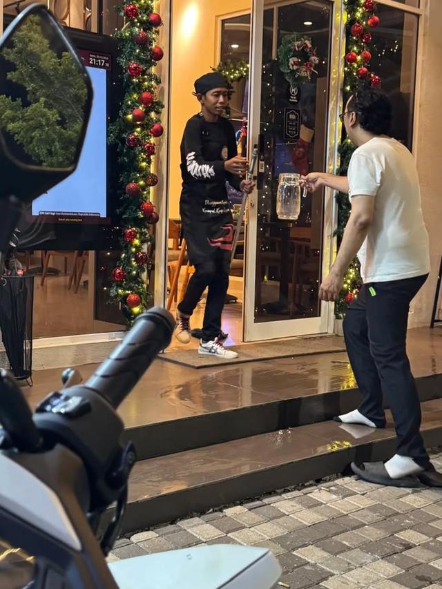 Profil Dede Sunandar, Komedian yang Tak Gengsi Jadi Pramusaji Restoran