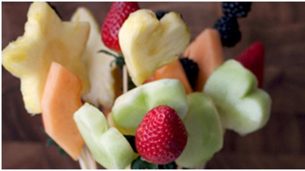 Membuat Buket Buah Sederhana nan Cantik