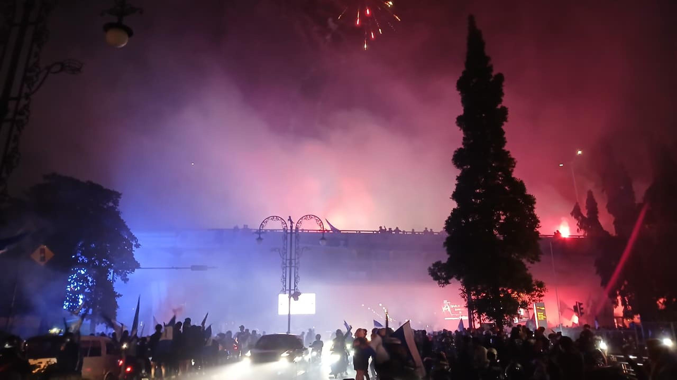 Tak Sabar Rayakan Persib Juara BRI Liga 1, Bobotoh Konvoi di Jalanan ...