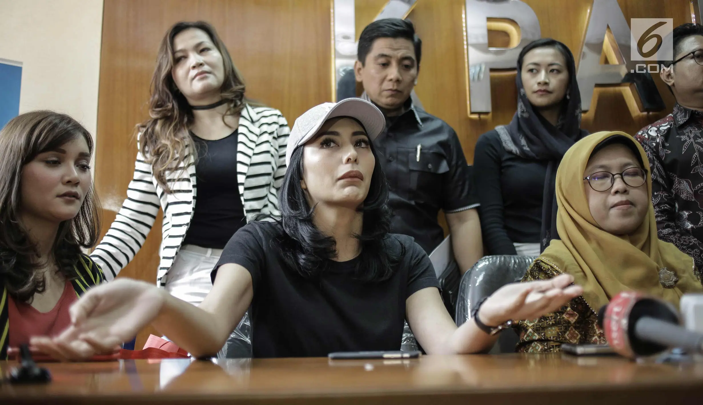 FOTO: Gaya Tyas Mirasih Saat Sambangi KPAI - Foto Liputan6.com