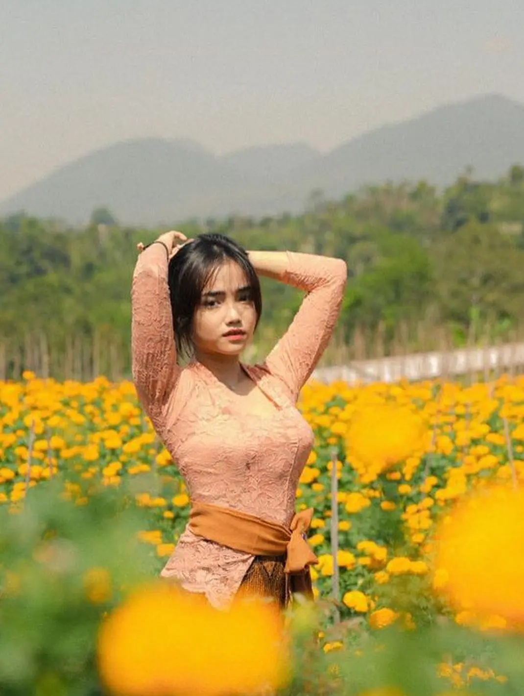 6 Potret Fuji An Dibalut Kebaya Brokat Orange Khas Perempuan Bali ...