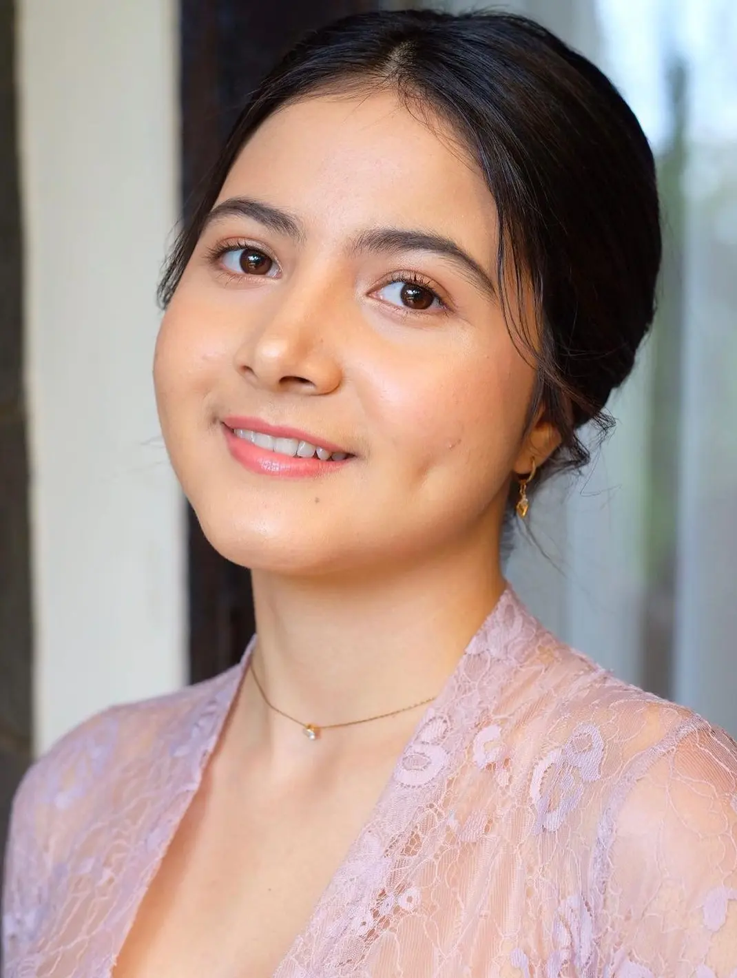 10 Potret Cantik Bulan Sutena Gadis Bali Yang Pesonanya Berhasil Luluhkan Hati Maia Estianty