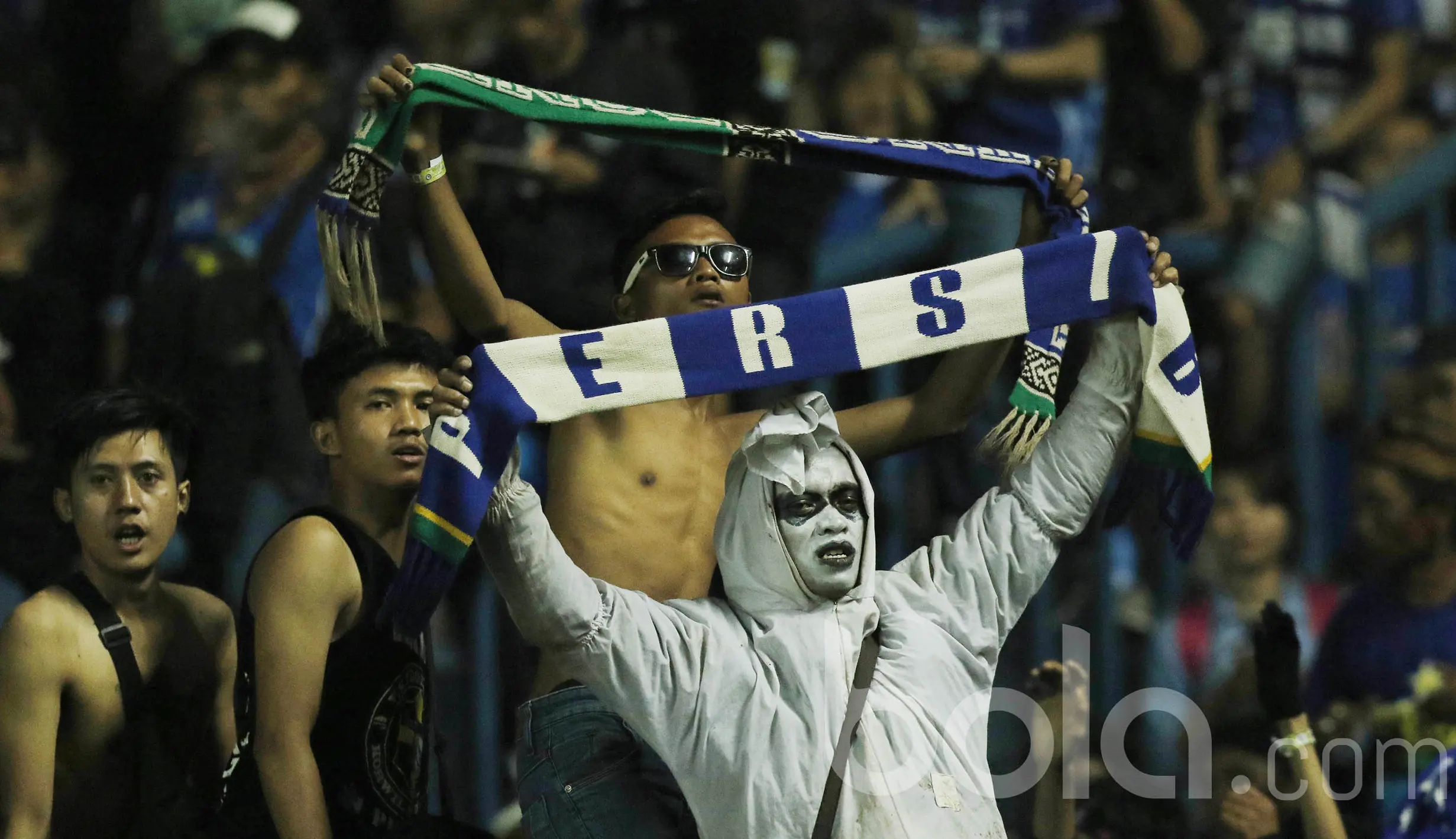 Aksi Bobotoh Dukung Persib Bandung - Foto Bola.com
