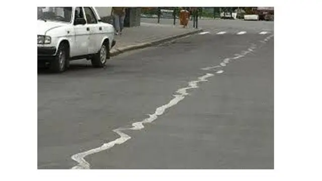 6 Garis Tak Lurus di Jalan Ini Bikin Kesal, Perfeksionis Geregetan ...