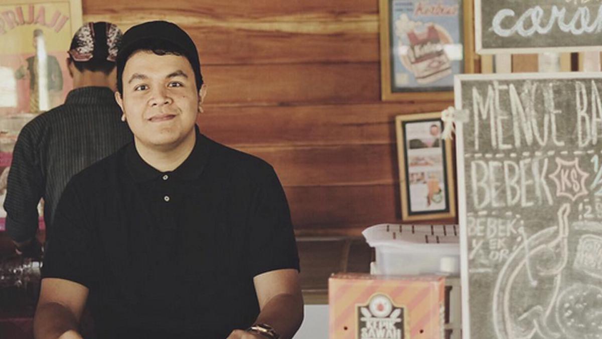 Tulus Berpose dengan 5 Piala AMI 2015 - ShowBiz Liputan6.com