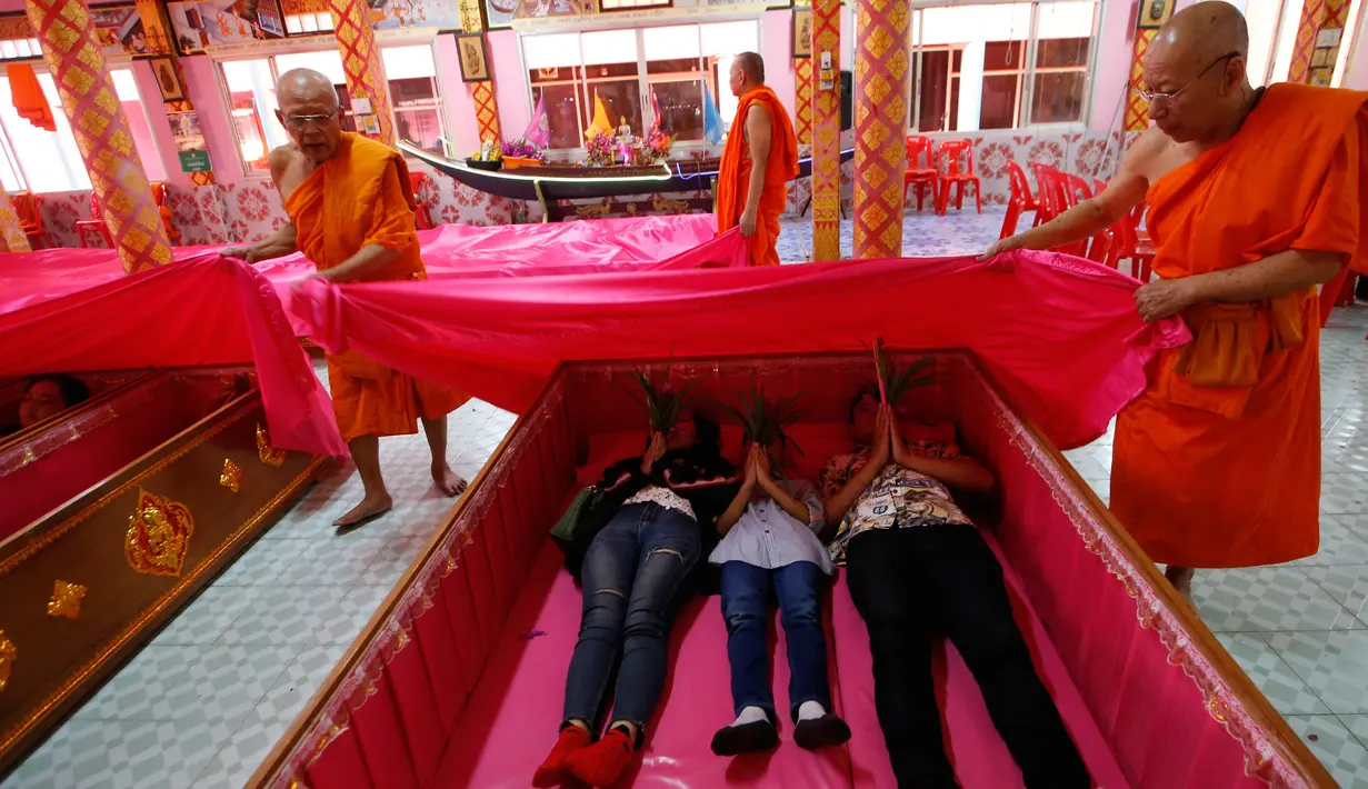 FOTO: Ritual Unik di Thailand, Menjajal Tidur dalam Peti Mati - Foto ...