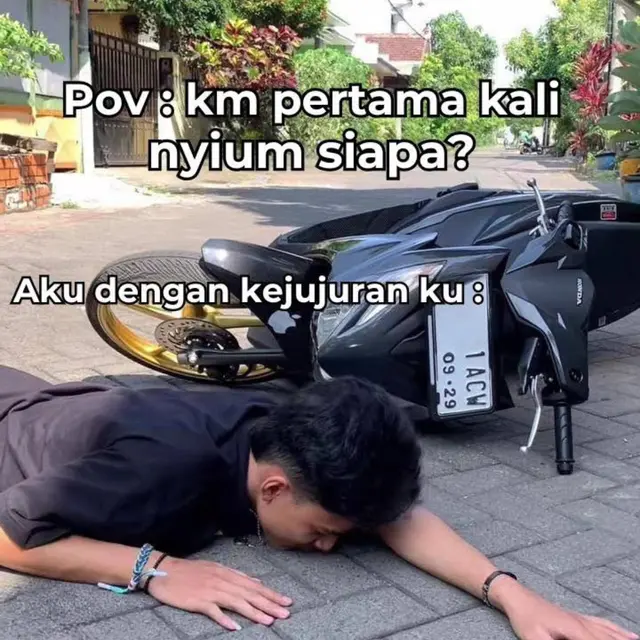6 Meme Jatuh dari Motor Ini Kocak, Tetap Tersenyum Meski Menahan Sakit ...
