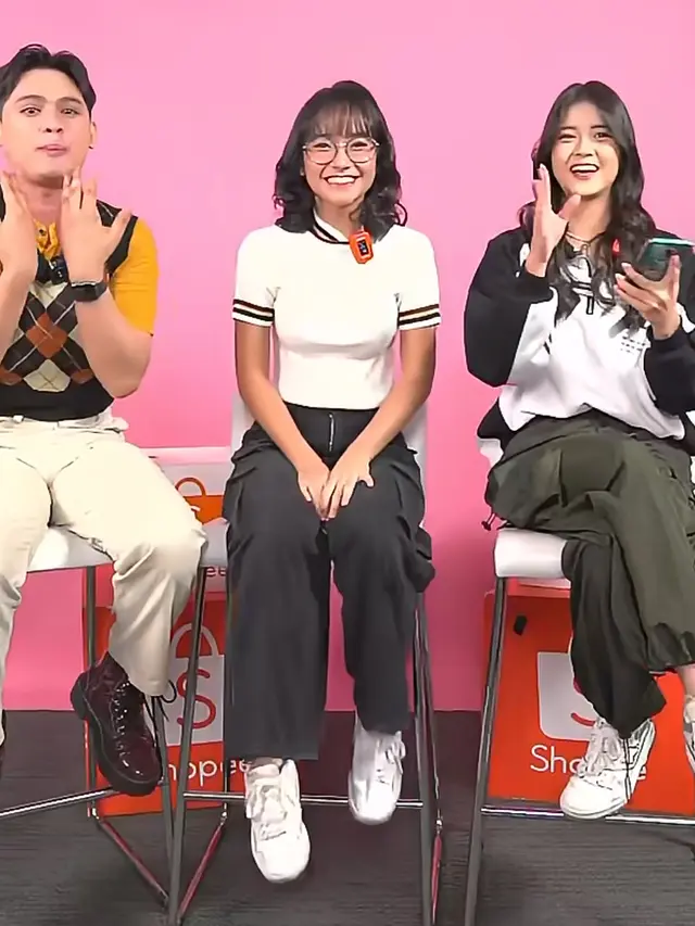 Lucu Banget! Freya dan Christy JKT48 Pose Kiyowo hingga Kamehameha di Shopee Live - Ragam Bola.com