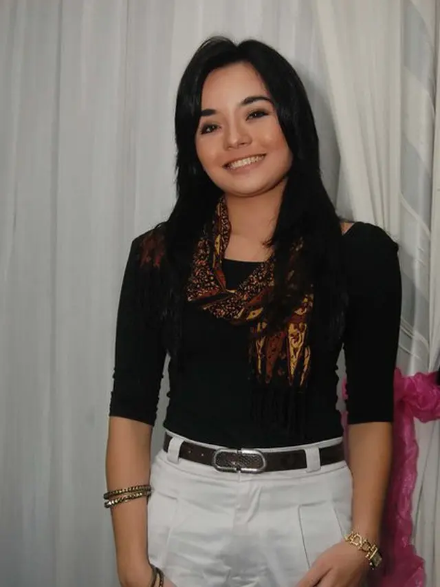 6 Foto Lawas Gita Sinaga saat Awal Karier, Bikin Pangling - Hot Liputan6.com