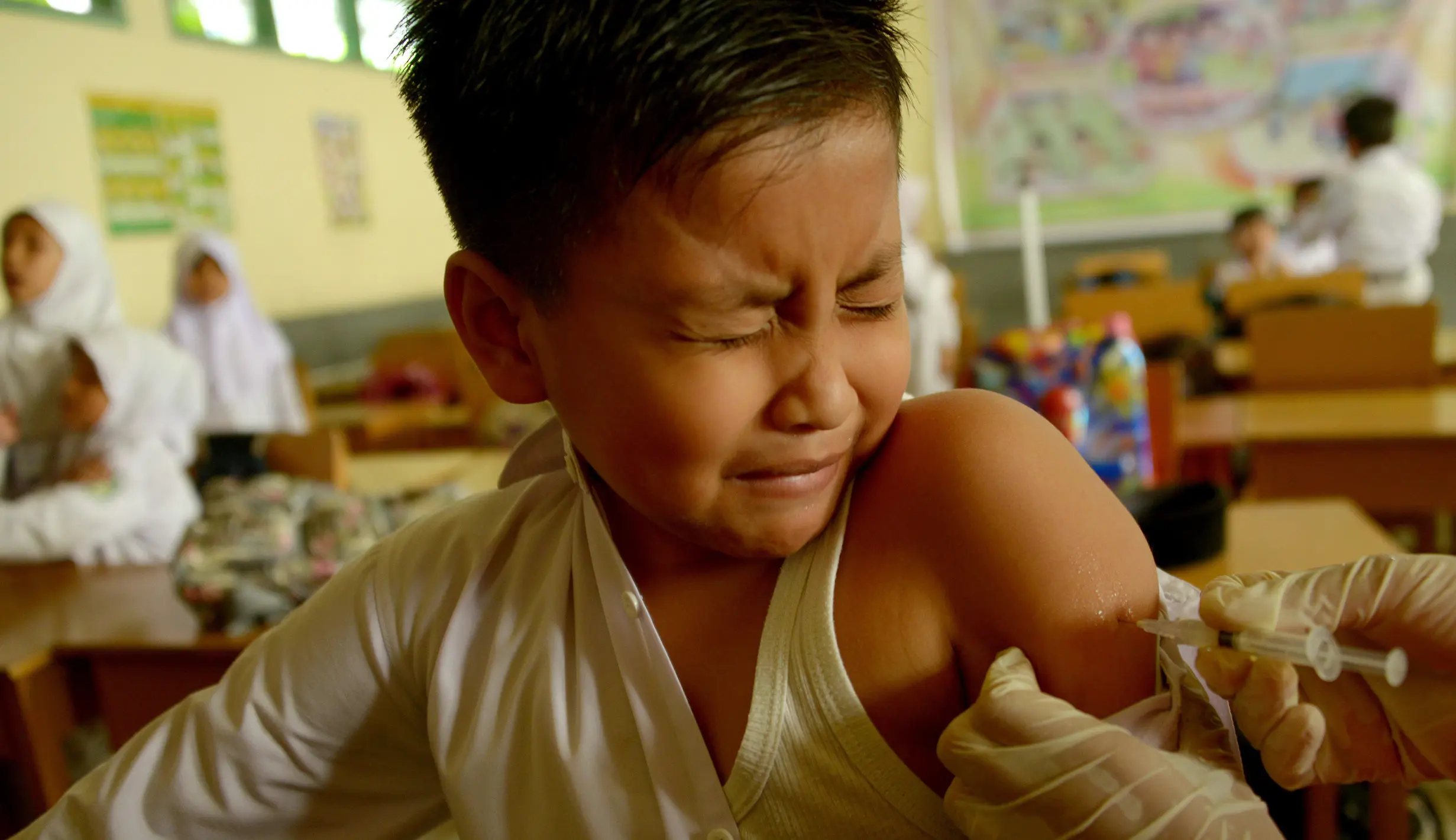 FOTO: Wajah Kesakitan Para Murid di Aceh Saat Vaksin Anti Virus Difteri ...