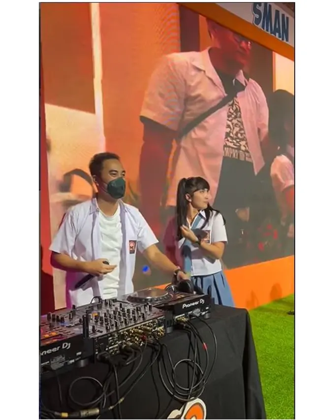 8 Potret Pesta Ulang Tahun Ussy Sulistiawaty Bertema Reuni SMA, Bertabur Bintang - Hot Liputan6.com