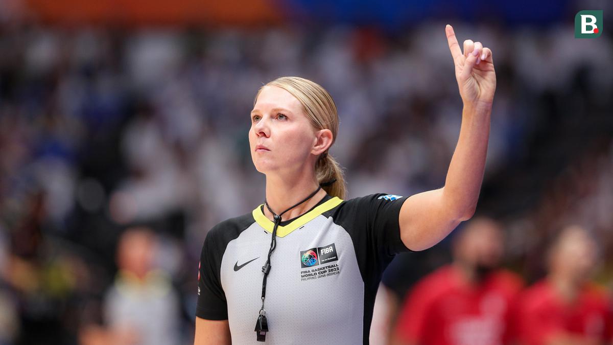 Foto: Aksi Tegas Wasit Wanita Jenna Jordan Reneau saat Pimpin Laga ...