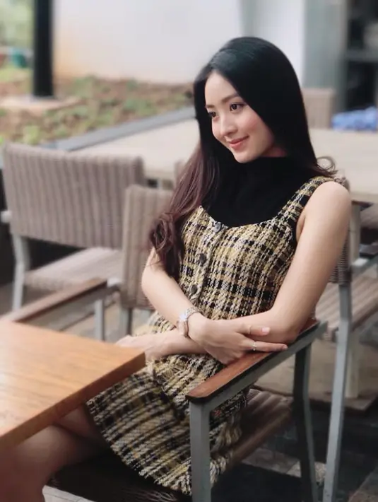 FOTO: Gaya Natasha Wilona Pakai Simple Dress, Tampil Menawan - Foto Liputan6.com