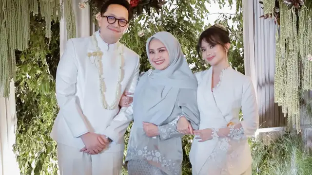 6 Potret Kebaya Satin Ikke Nurjanah di Akad Nikah Adira Kania, Tampil Elegan - ShowBiz Liputan6.com