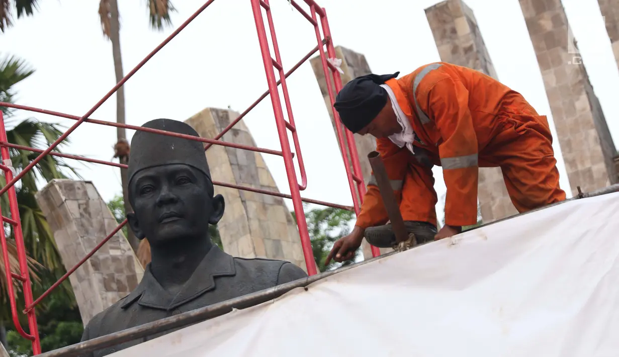 FOTO: Melihat Persiapan Konservasi Patung Proklamator dan Tugu ...