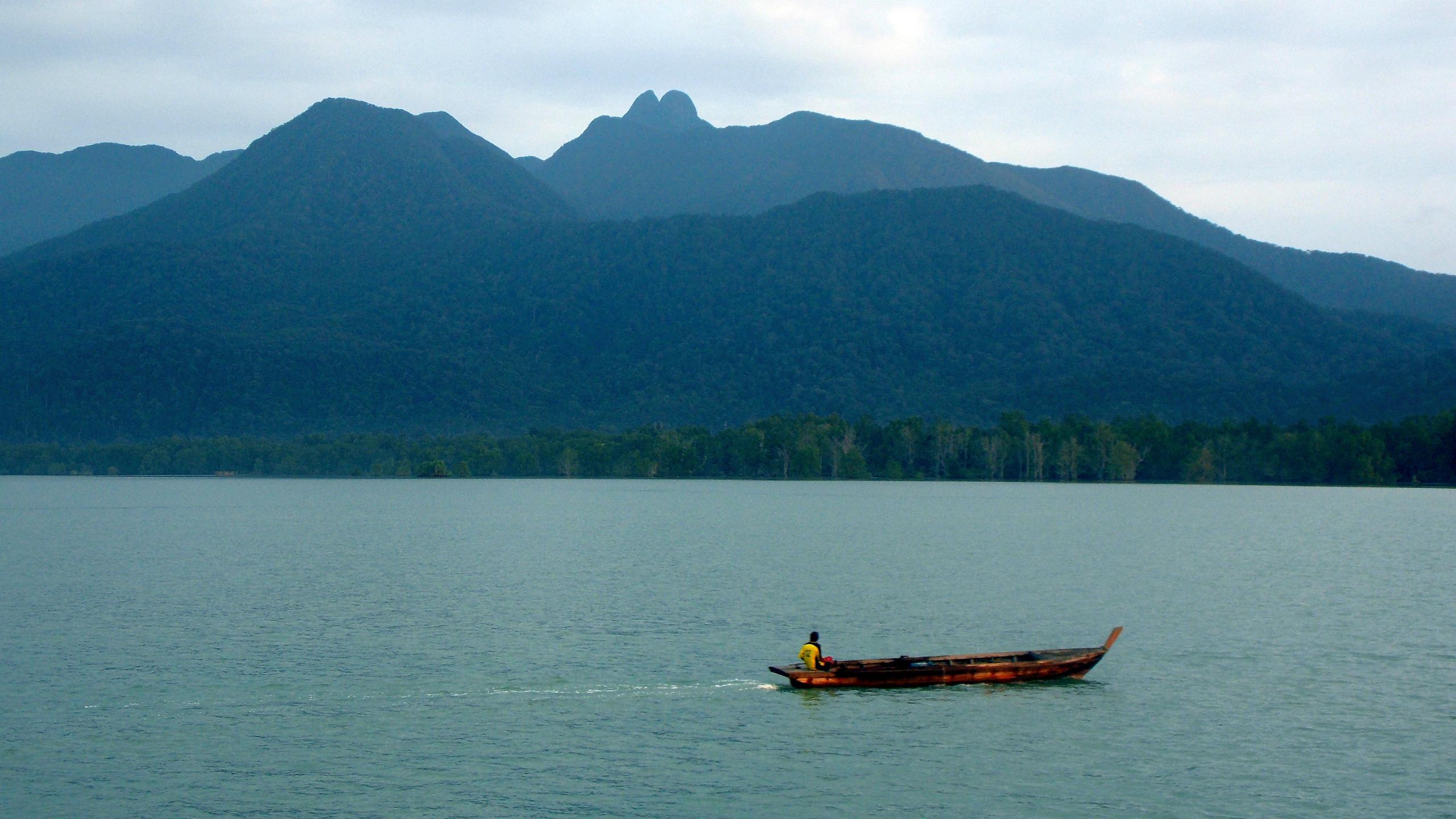 6 Fakta Menarik Gunung Daik yang Ketiga Puncaknya Dipercaya Dihuni ...