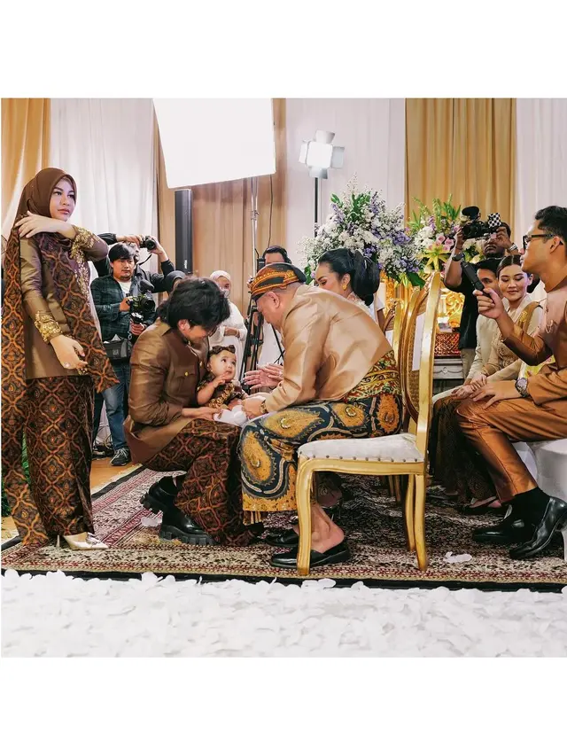 8 Potret Tedak Siten Azura Anak Atta dan Aurel Hermansyah, Dihadiri Keluarga Besar - Hot ...