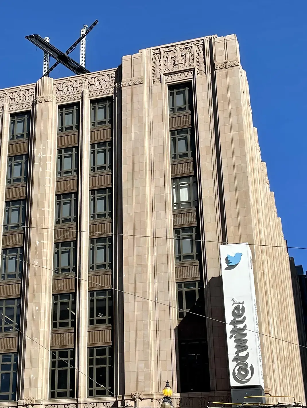 Logo X Raksasa Mulai Hiasi Atas Gedung Markas Twitter di San Francisco ...