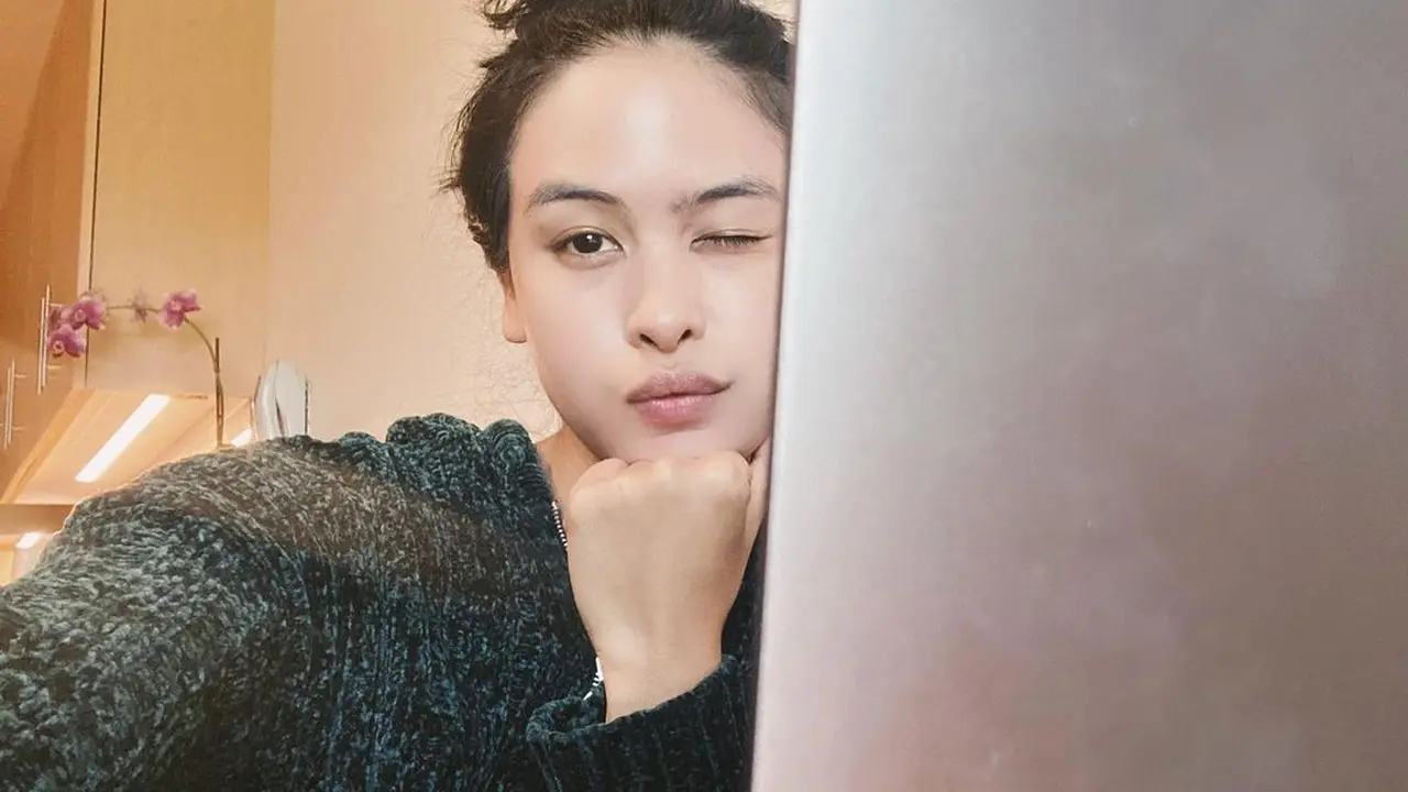 7 Potret Maudy Ayunda saat Tampil Tanpa Makeup, Curi Perhatian - Hot Liputan6.com