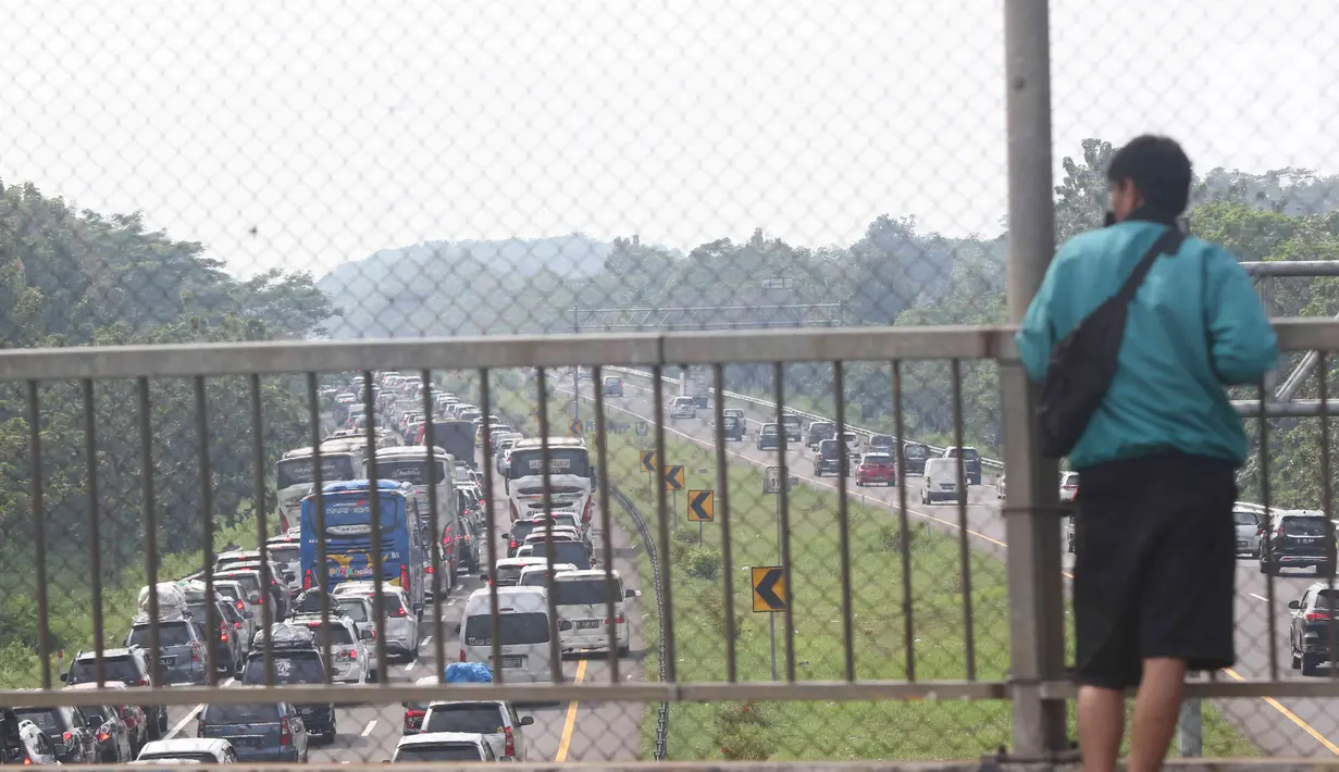 FOTO: Arus Mudik di Jalan Tol Cikopo-Palimanan KM 110 - Foto Liputan6.com