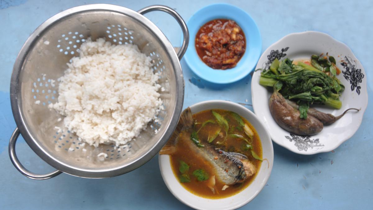 Nikmatnya Menyantap Pindang Ikan Khas Palembang di Atas Kapal Apung