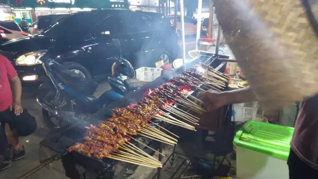 Kuliner Malam Jumat: Rahasia Sate Apjay Tunggal Bertahan di Tengah ...