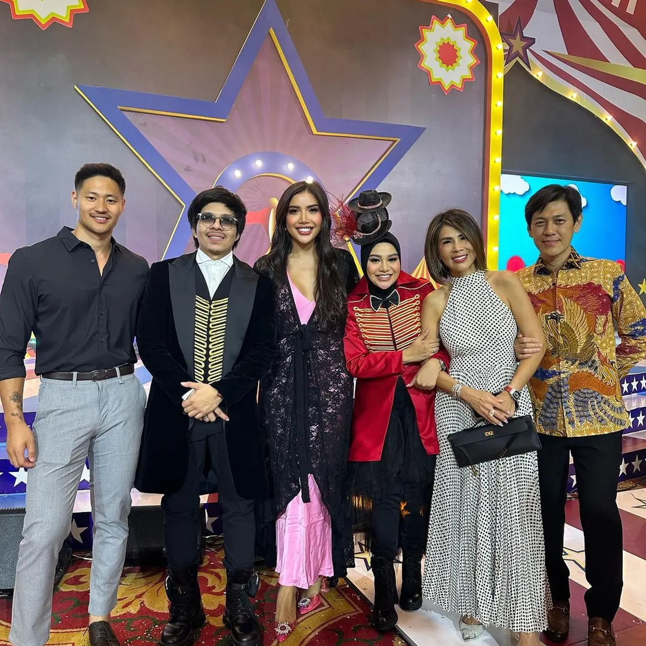 6 Potret Millen Cyrus Gandeng Pria Diduga Pacar Baru ke Ultah Ameena, Curi Perhatian - Hot ...