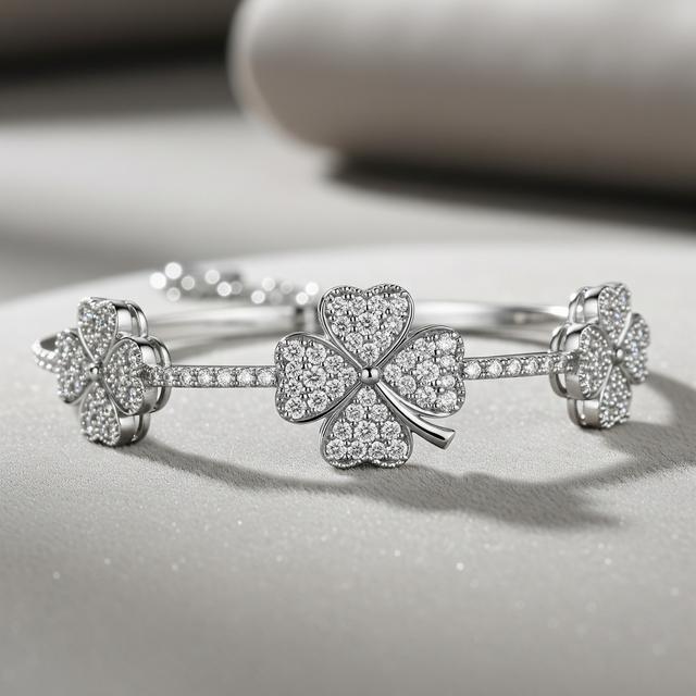 9 Model Gelang Clover, Mulai dari Sentuhan Emas hingga Gaya Layering