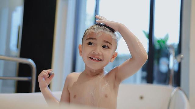 4 Potret Rayyanza Mandi di Bathtub saat Liburan, Netizen Takjub dengan ...