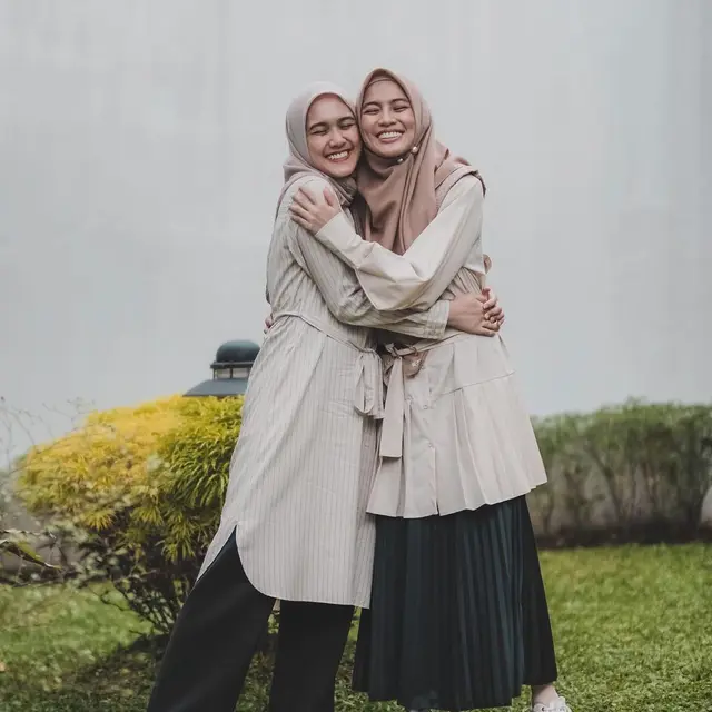 Adik Mantap Berhijab, Ini 6 Potret Alyssa dan Annissa Soebandono saat Kenakan Hijab - Hot ...
