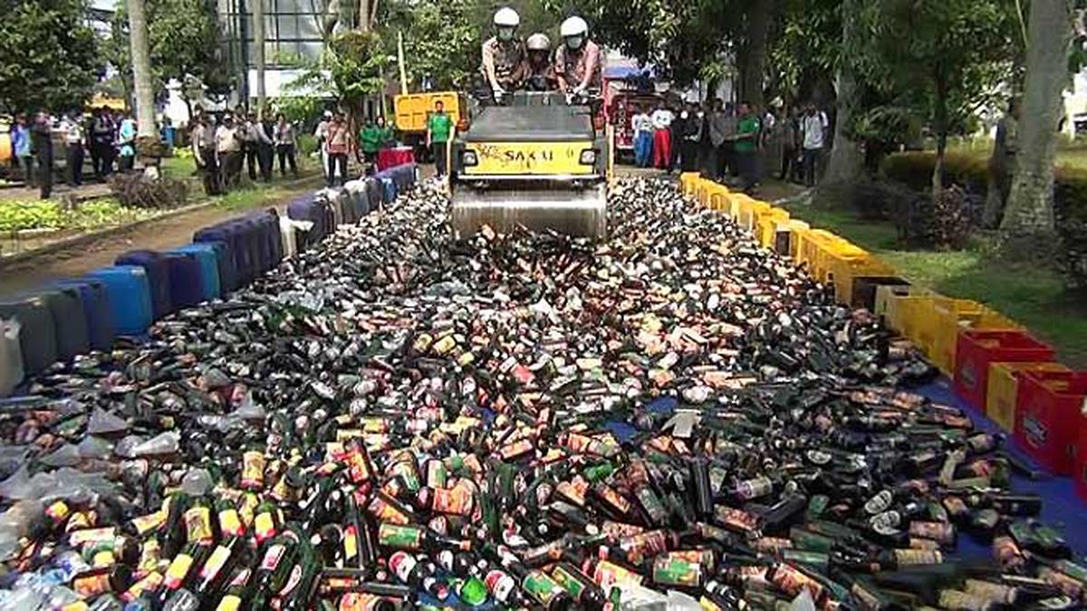 Jelang Ramadan, Ribuan Botol Miras di Depok Dimusnahkan - Islami Liputan6.com