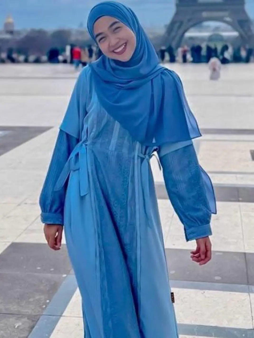 6 Gaya Ceria Ria Ricis dengan Outfit Cerah saat Liburan di Eropa ...