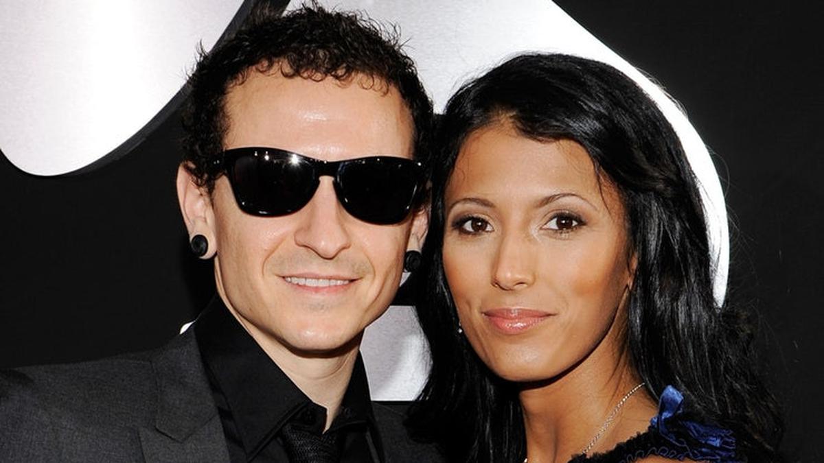 Sosok Istri Kedua Chester Bennington yang Pernah Tuai Kontroversi ...