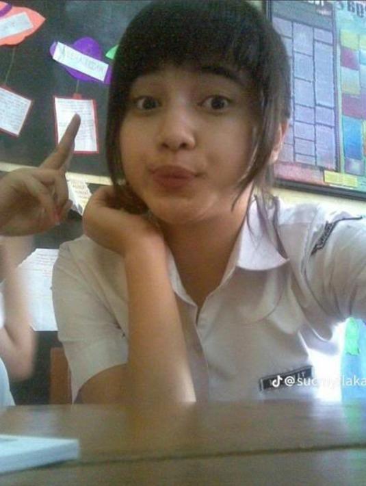 Foto Masa SMA 'Cewek Cantik' Tirani Dwitasari, Viral Zaman Friendster dan FB Tahun 2009 - Foto ...