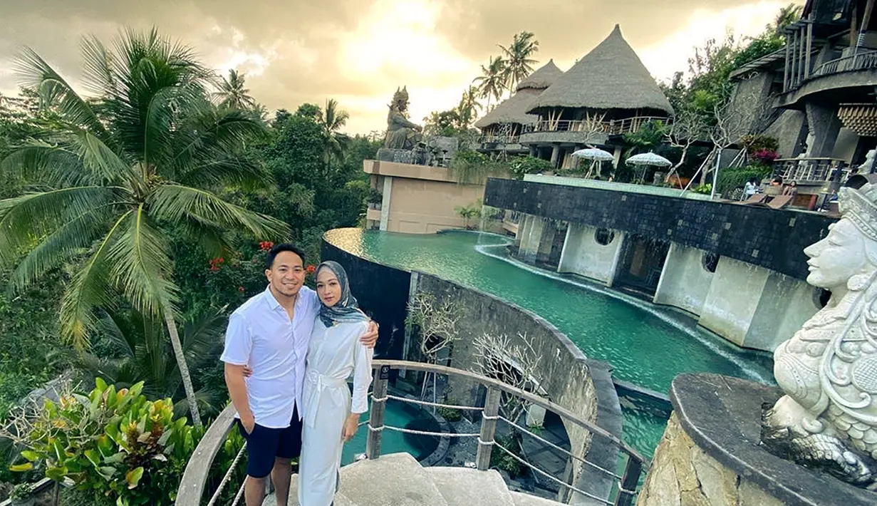 FOTO: Gaya Liburan Poppy Bunga Liburan Bersama Suami dan Anak - Foto ...