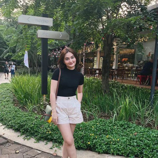 6 Potret Terbaru Laura Jackson, Dikabarkan Sudah Putus dari Sean Ivan ...