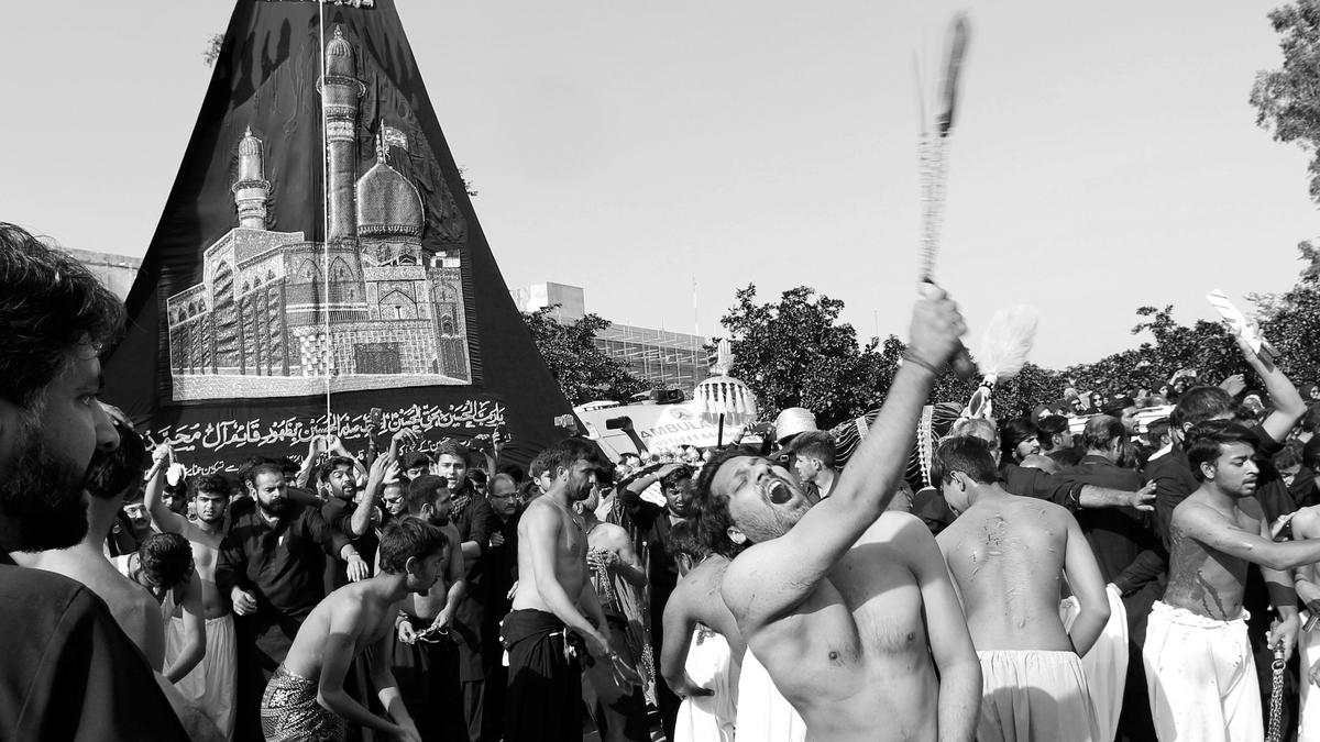 Sadis, Pria Syiah Ramai-ramai Lukai Diri di Pakistan - Foto Liputan6.com