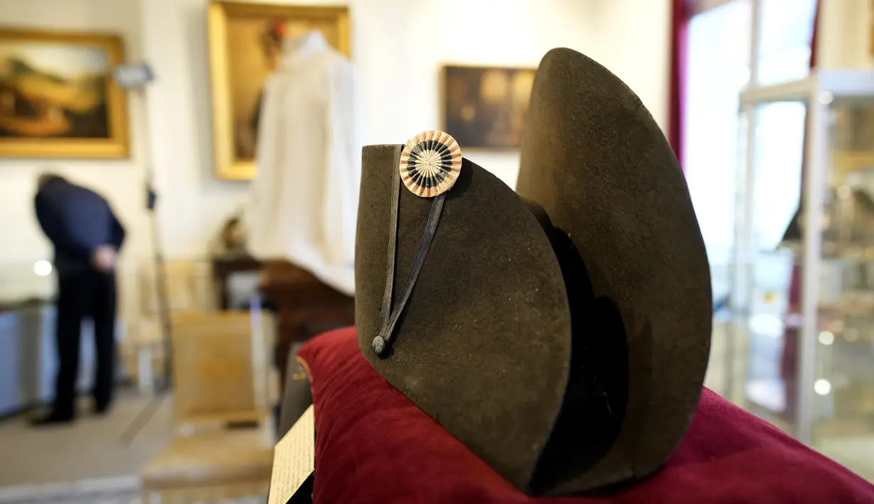 Topi Napoleon Bonaparte Dilelang, Ditaksir Terjual Rp 10 Miliar - Foto ...