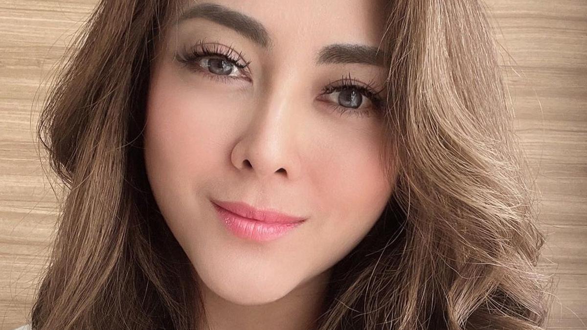 8 Potret Dhena Devanka, Mantan Istri Jonathan Frizzy yang Tetap ...