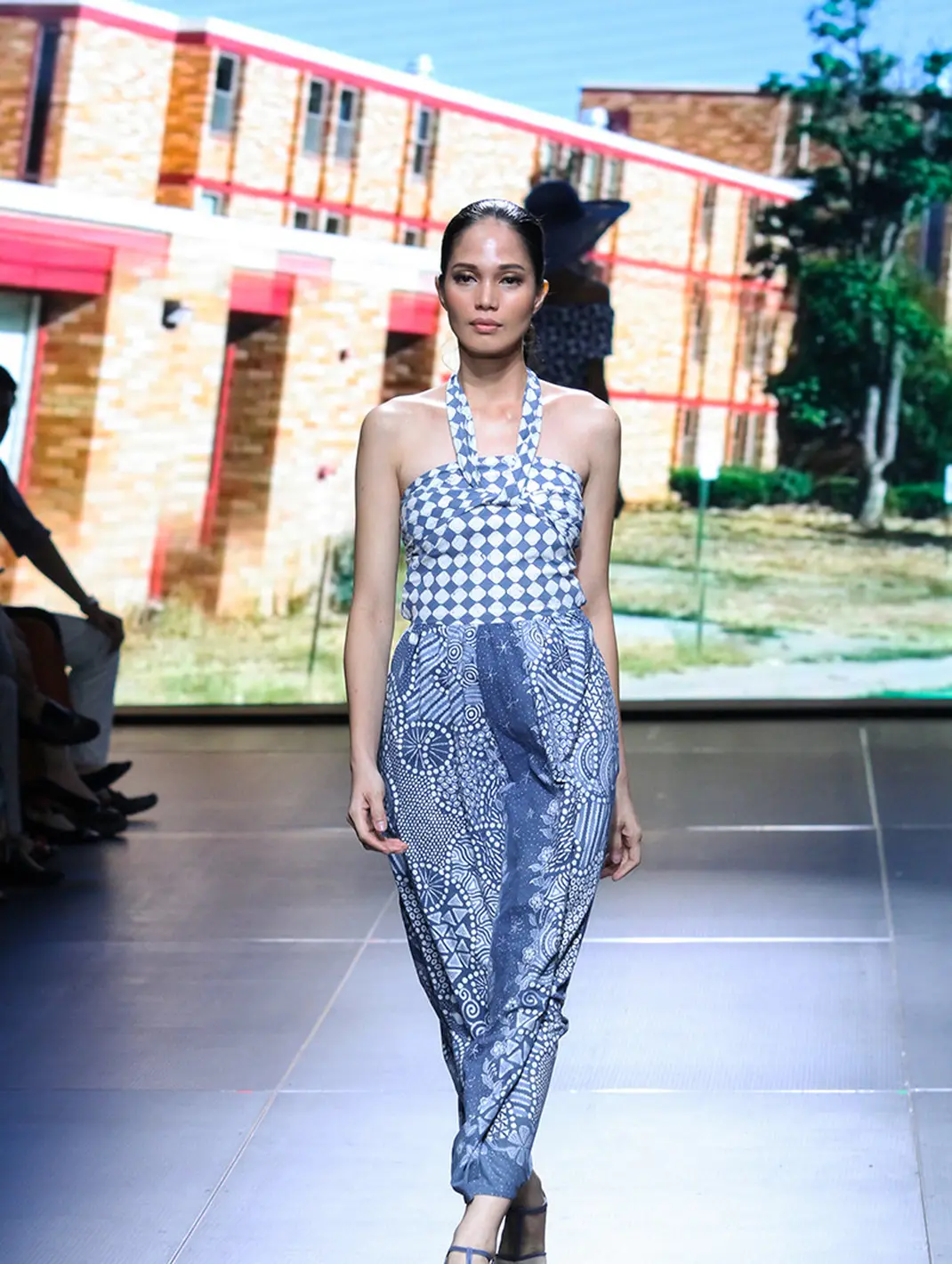 Inspirasi Gaya Liburan dengan Batik Indigo dari Galeri Batik Jawa