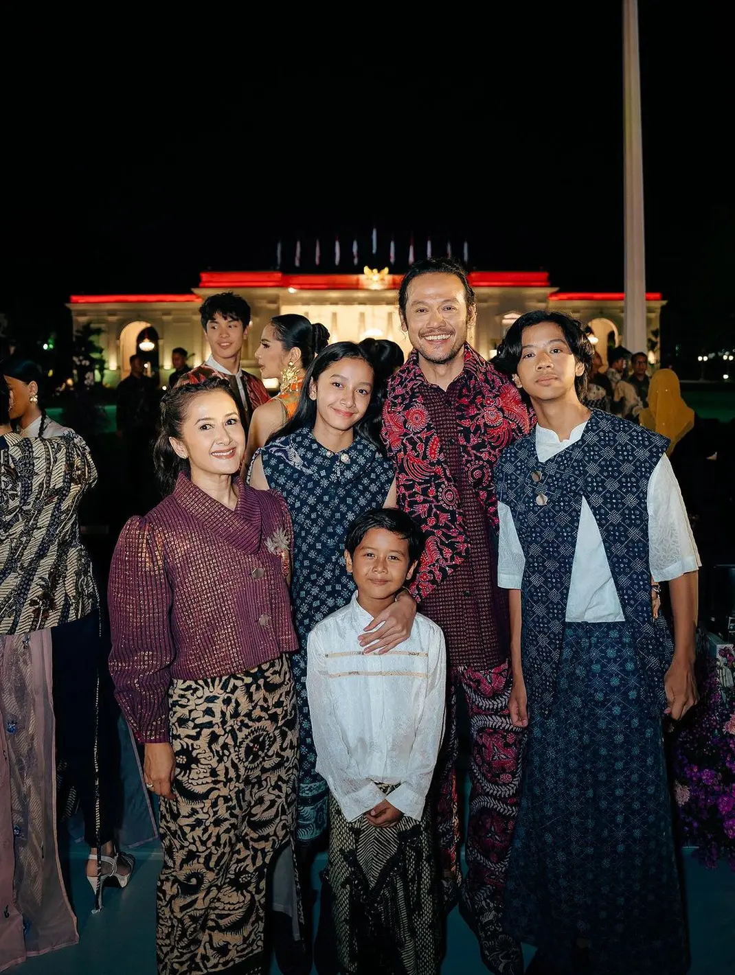 Potret Keluarga Dwi Sasono dan Widi Mulia Pakai Batik, Kompak dan ...