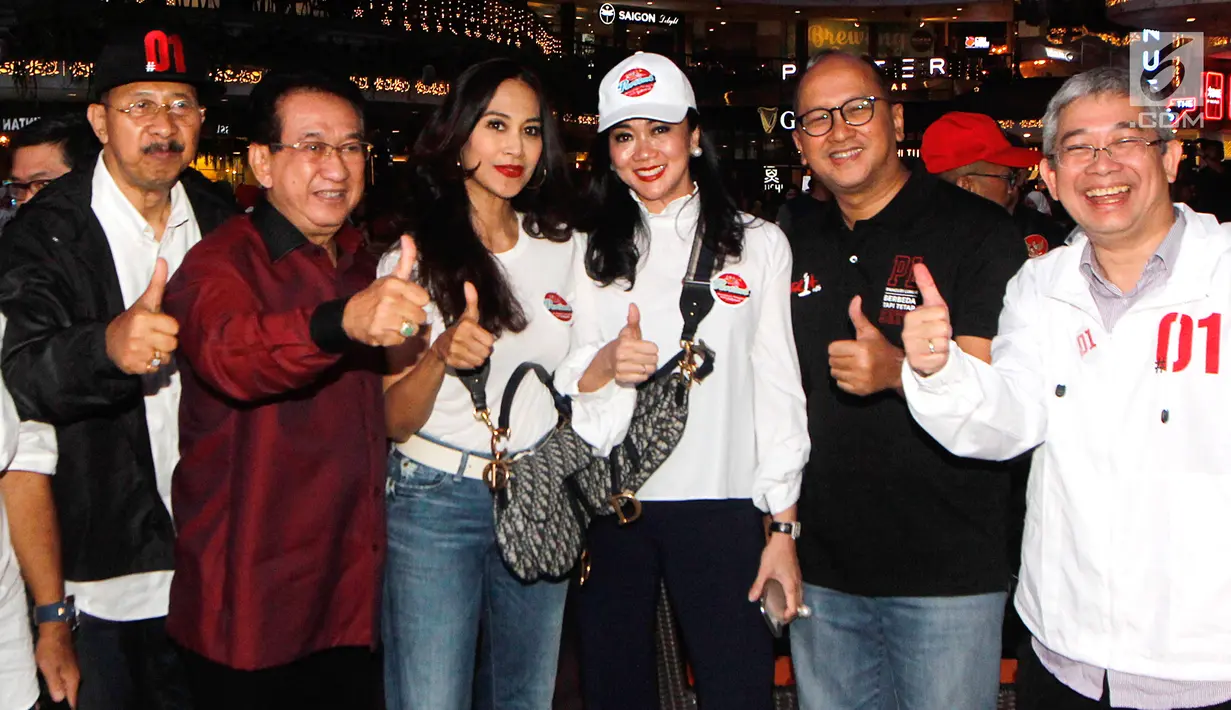 FOTO: Rangkul Relawan Milenial Sambil Nobar Debat Kedua Capres - Foto Liputan6.com