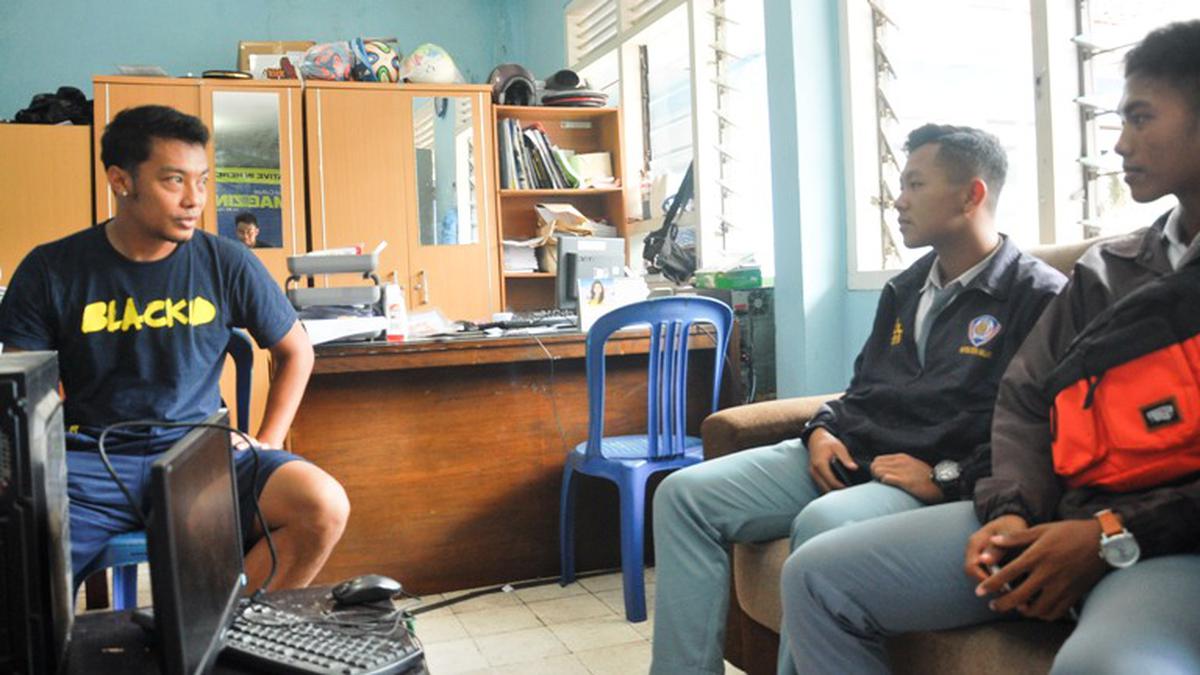 Kegembiraan Hamka Hamzah Berbagi dengan Pemain Akademi Arema ...